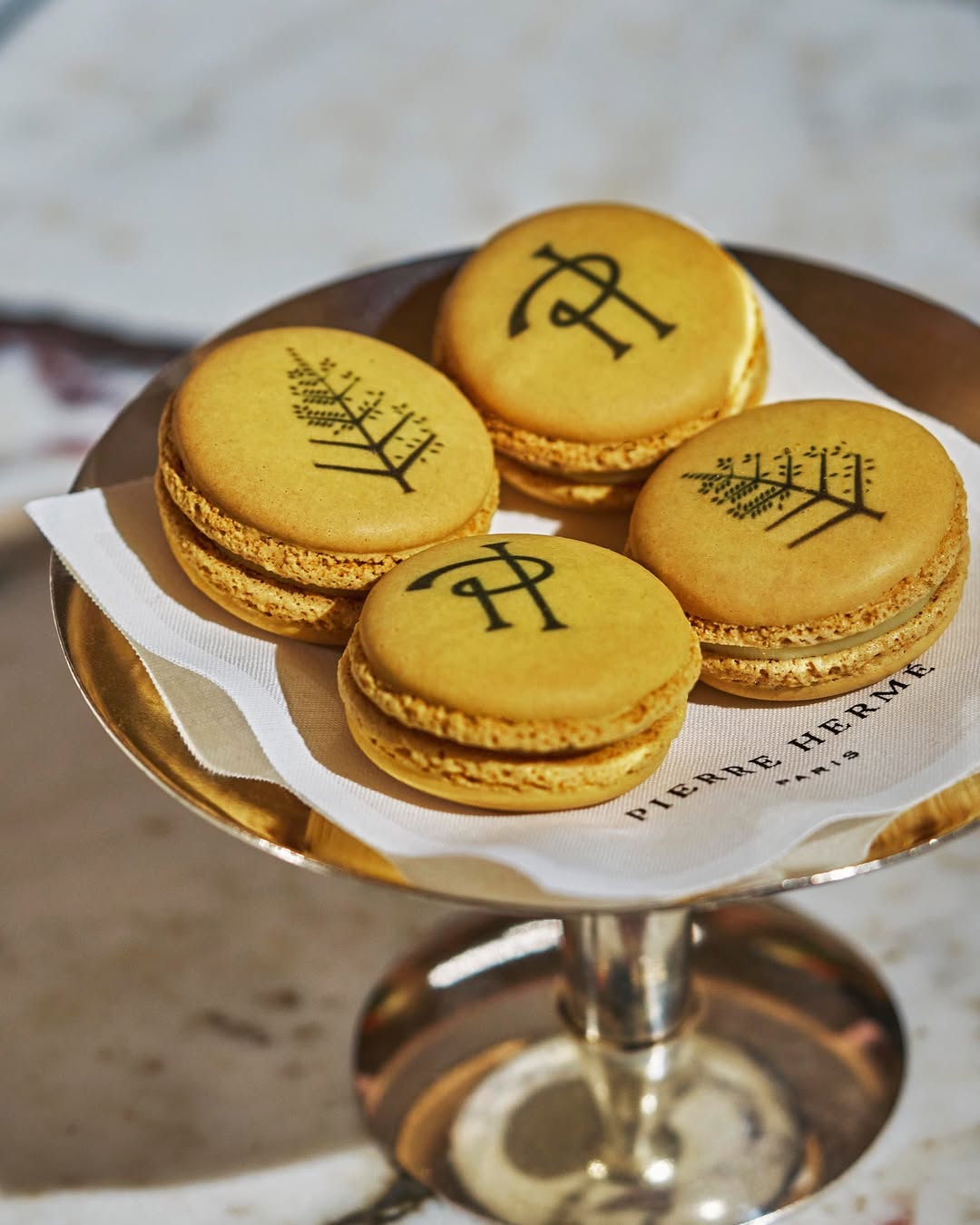 Sự khác biệt giữa macaron Pháp chính hãng và các dòng bánh thường